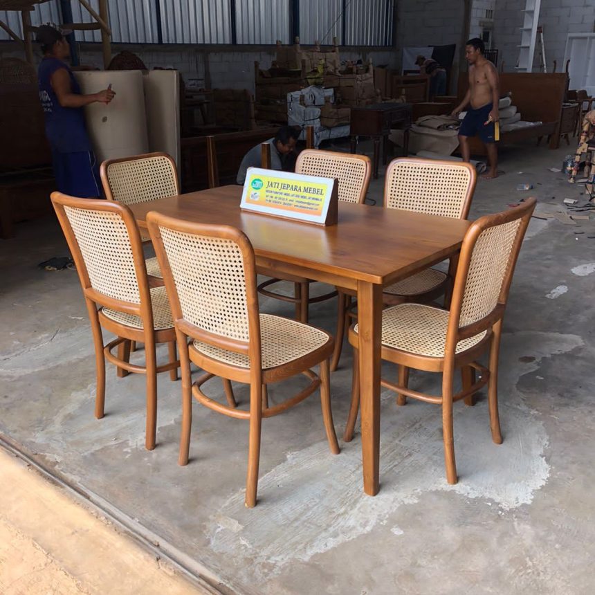 Meja Makan Jepara Minimalis + Kursi Rotan